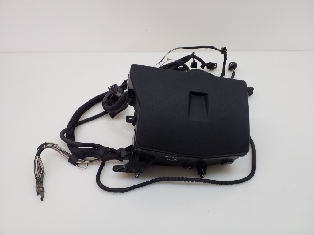 Naudotas TOYOTA Avensis Saugiklių bloko laikiklis po variklio gaubtu ...