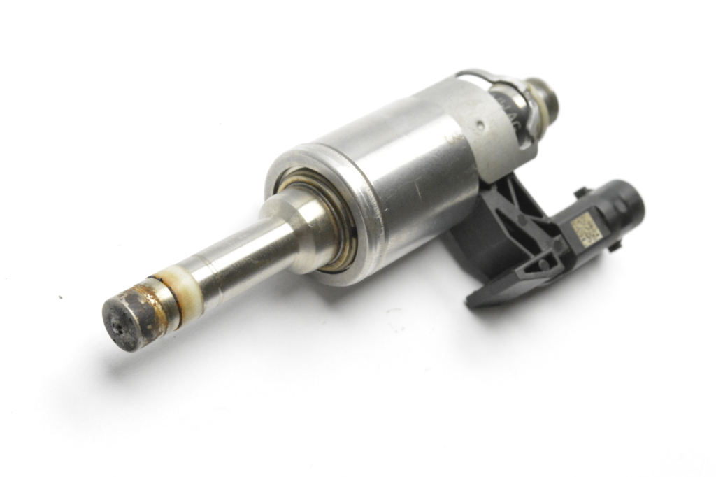 Used Volkswagen Golf Fuel injector 04E906036E