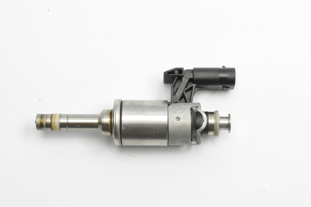 Used Volkswagen Golf Fuel injector 04E906036E