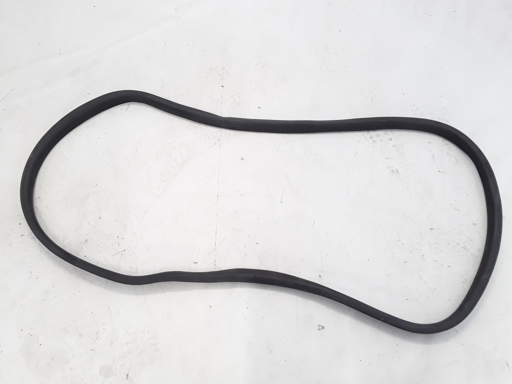 Used VOLVO XC60 Front door sealing rubber on the body 31424324