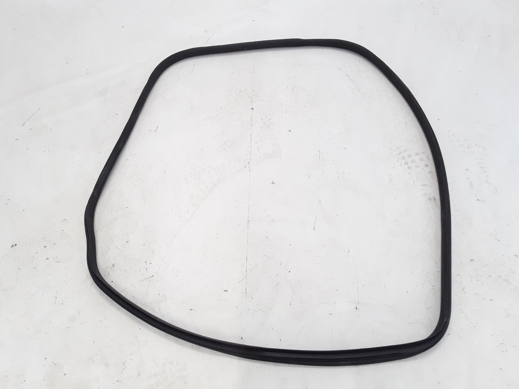 Used VOLVO XC60 Front door sealing rubber on the body 31424324