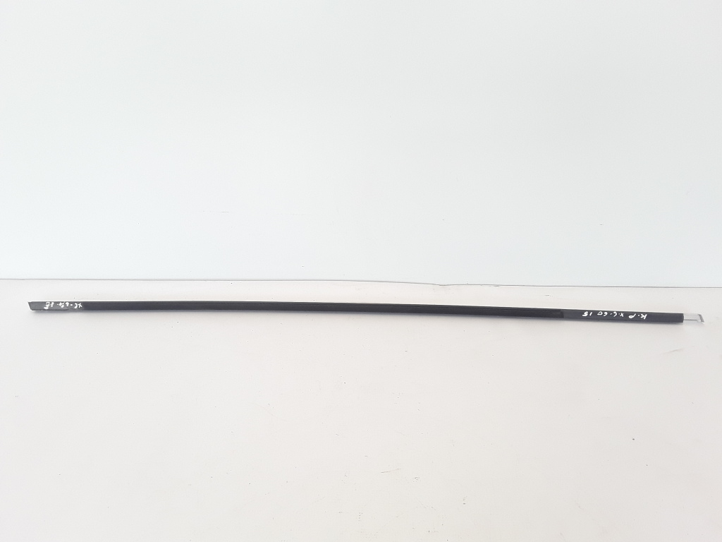 Used VOLVO XC60 Front door strip to the glass exterior 31371111