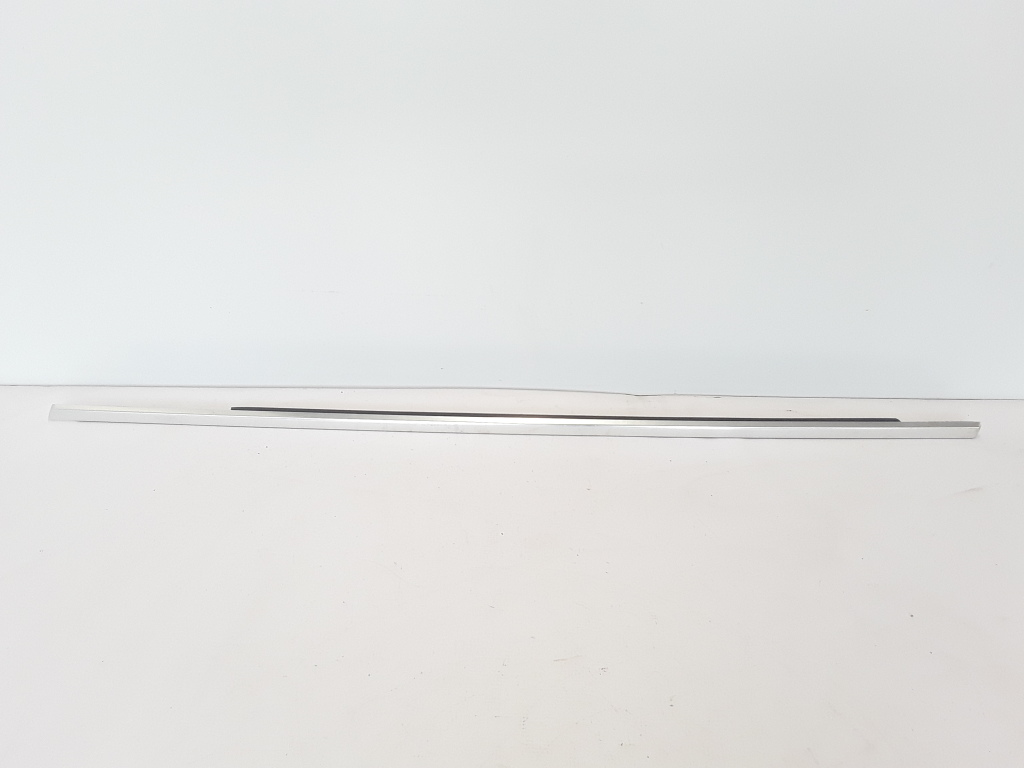 Used VOLVO XC60 Front door strip to the glass exterior 31371111